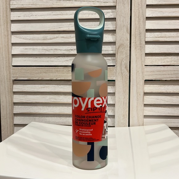 Pyrex | Dining | Pyrex Water Bottle Nwt Color Changing 75 Oz Glass With ...